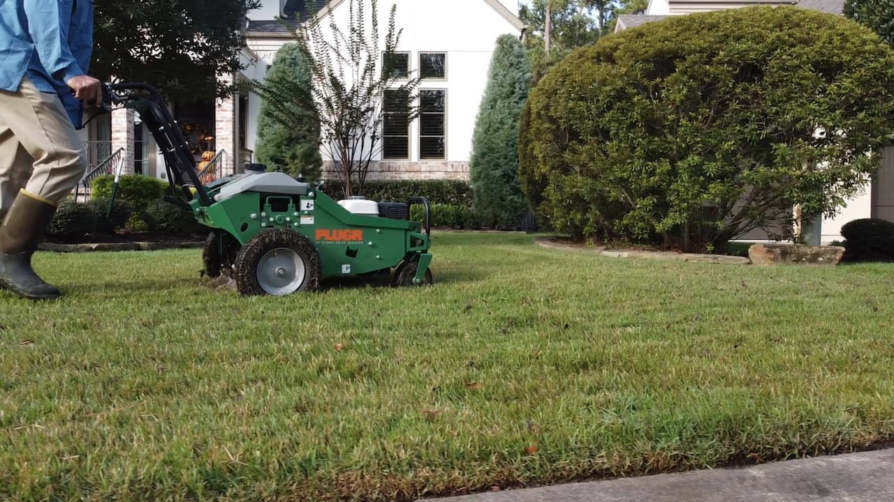 Plug Aeration Service vs. Liquid Aeration: What’s Best for Your Lawn?